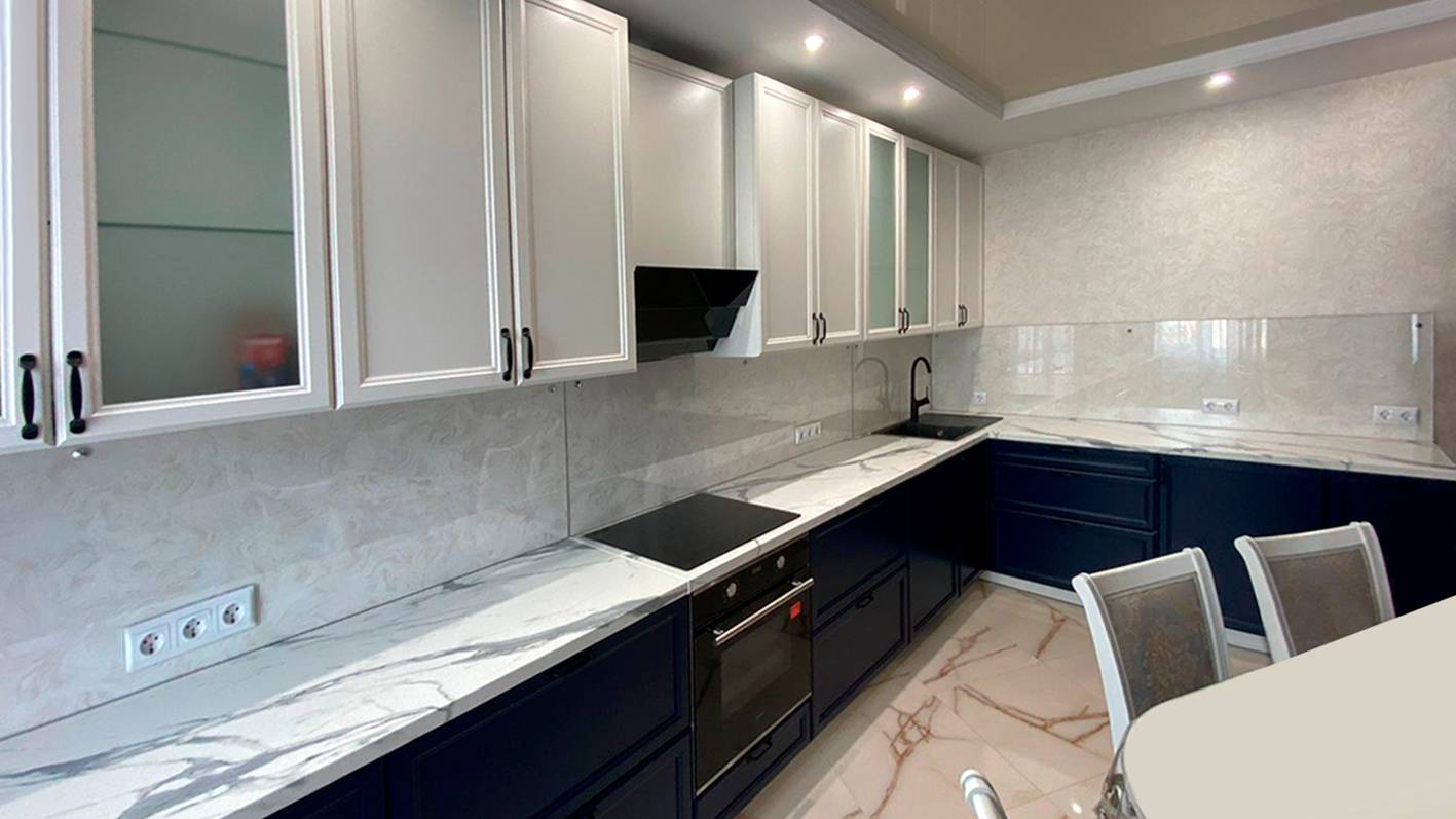 Стеклянный кухонный фартук. Осветленное стекло