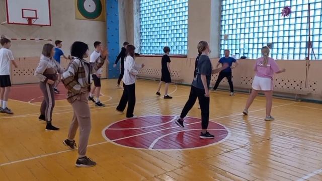 Открытый урок физкультуры в 10 классе. Аэробика. Фрагмент 2