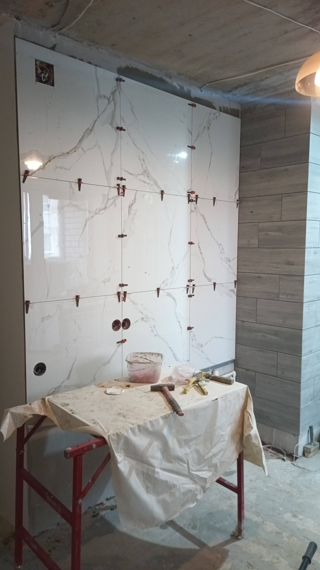 Кухня стены белым керамогранитом 60х60