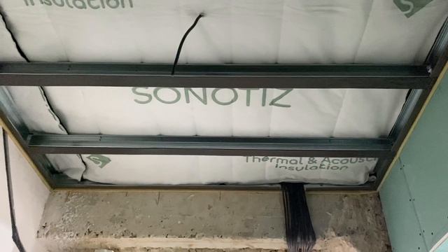 Звуко изолированный потолок из гипсокартона, без подвесов.