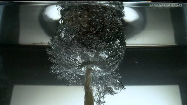 Лопающийся воздушный шар под водой в замедленной съемке