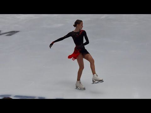 Майя Хромых на раскатке перед произвольной программой на Чемпионате России 2022