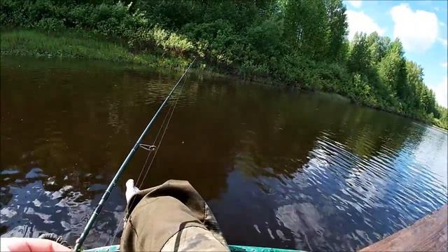 ловля язя и окуня сидя на носу лодки.