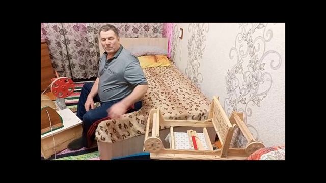 Сергей Шагунов- мастер-золотые руки из села Ивановка. Он мастерит миниатюрные сани, телеги и другое