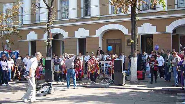 Мужчина воодушевленно танцует под музыку перуанских индейцев