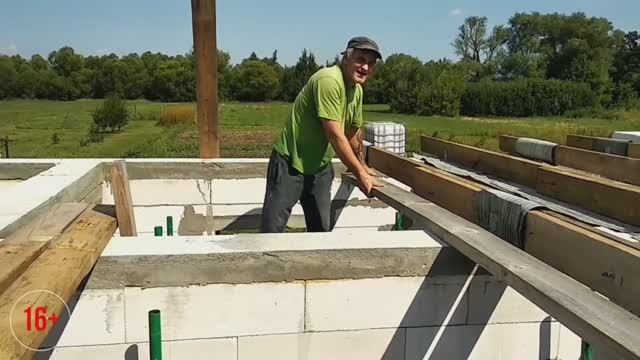 Почти доделали потолочные балки. Женщина на стройке не уступит мужикам!