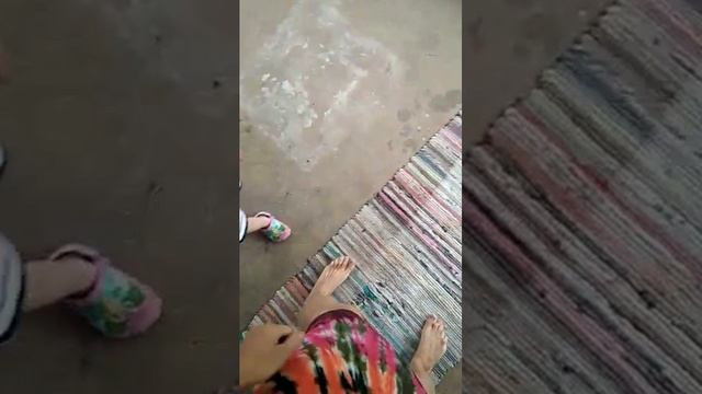 Анна танцует под музыку