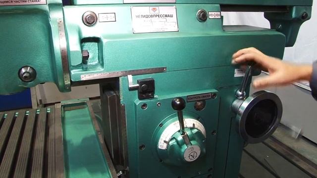 Станок вертикально-фрезерный СФ676.mp4