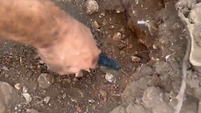 Мы нашли две урны с сокровищами во время металлопоиска