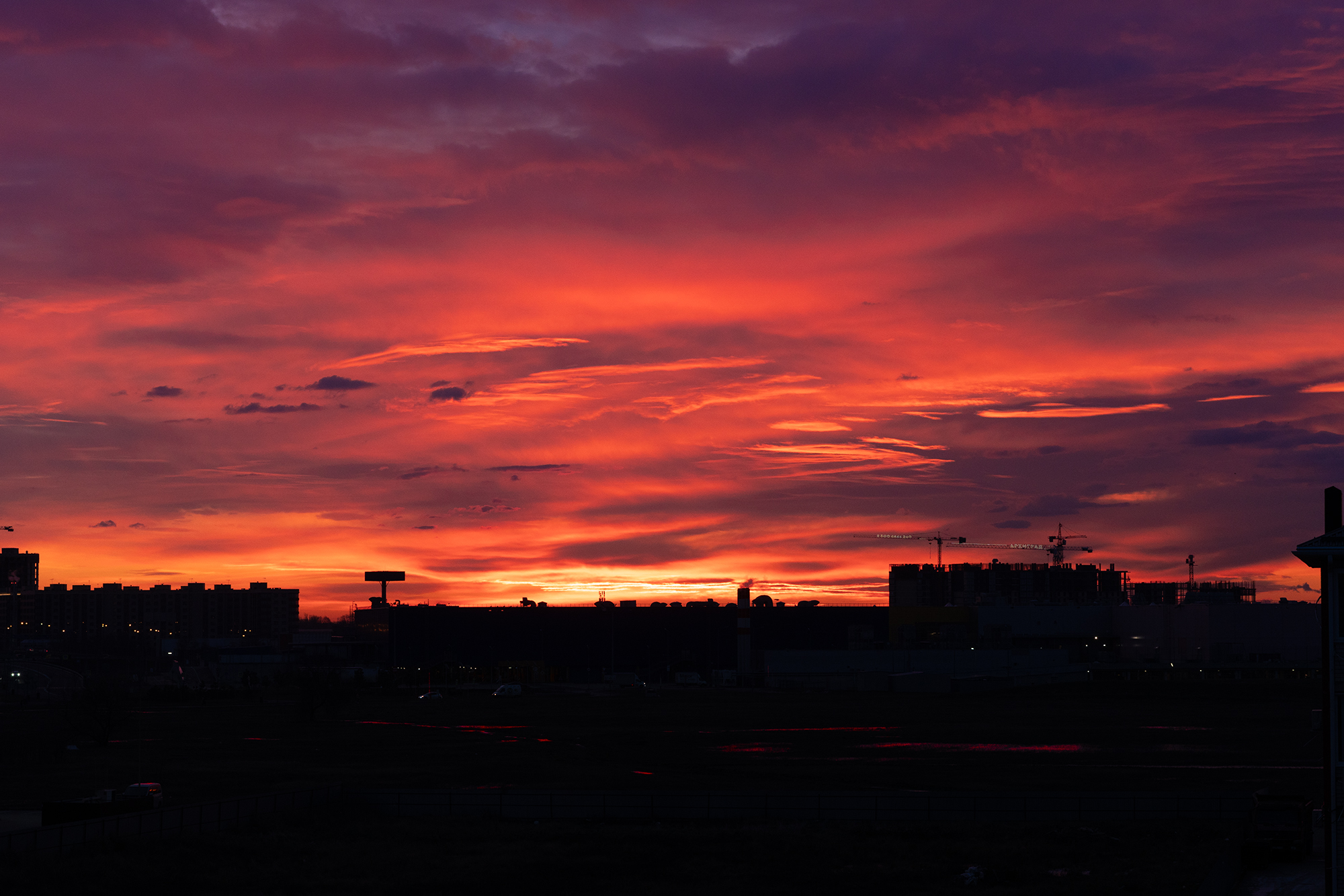 Зимний восход на юге России с красивыми красными облаками