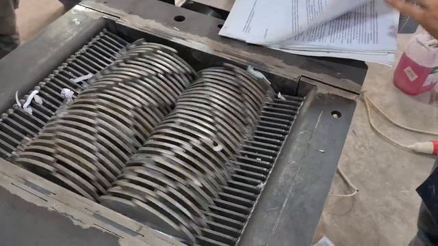 Шредер измельчение бумаги ИШМ-220 ножи 6 мм.mp4