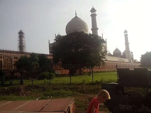 на заднем дворе Тадж-Махала