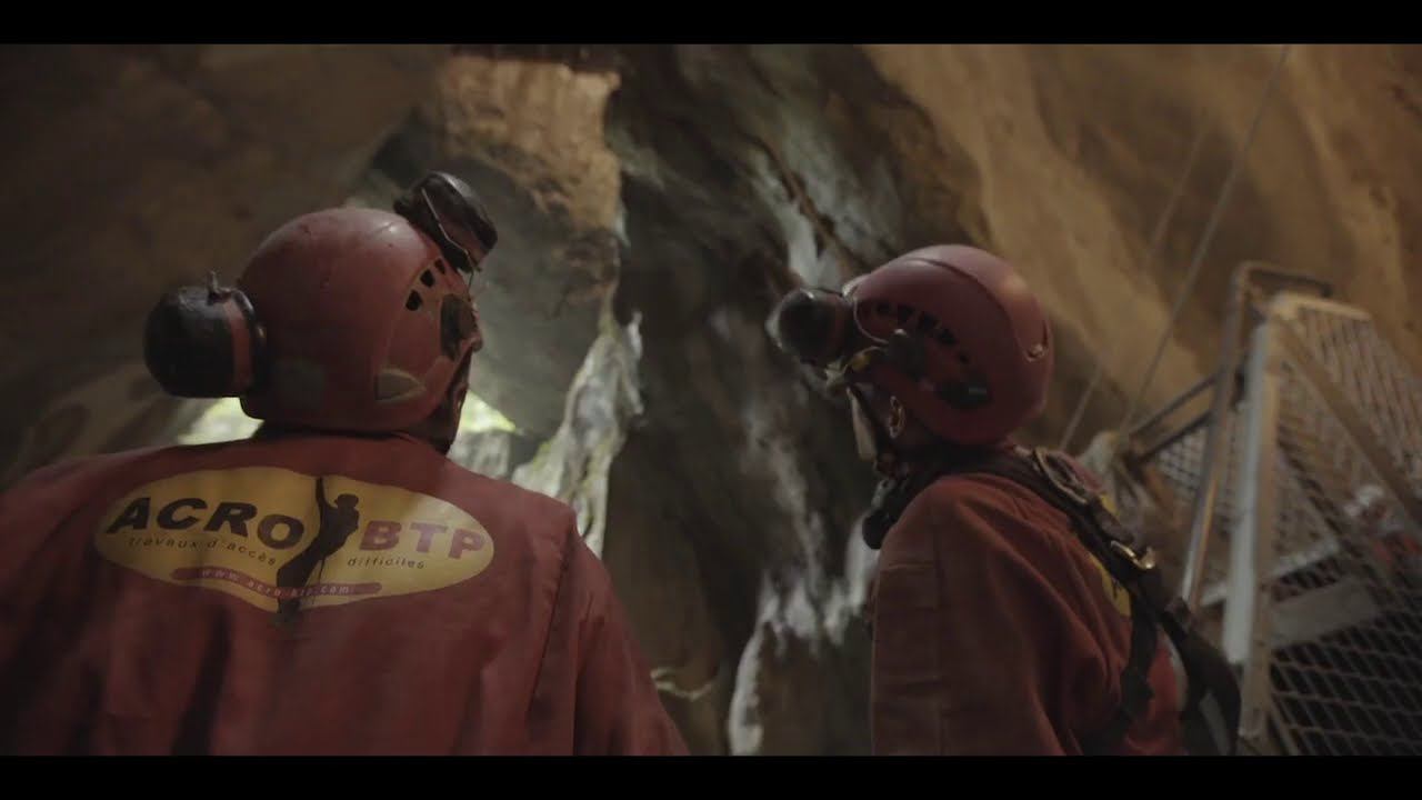 Восхитительный проект стеклянного моста со стеклянными ограждениями от SADEV!