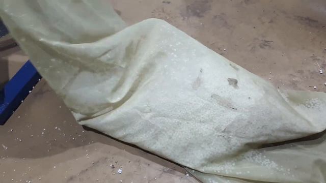 Дробилка измельчитель пенопласта Ми-500 измельчение на сетке 20мм.mp4