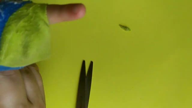 Учим держать указательный пальчик ... с помощью носка