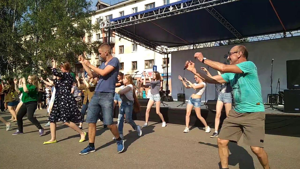 Дядечка танцует с молодежью :) День Республики 22 августа 2017г. Сыктывкар