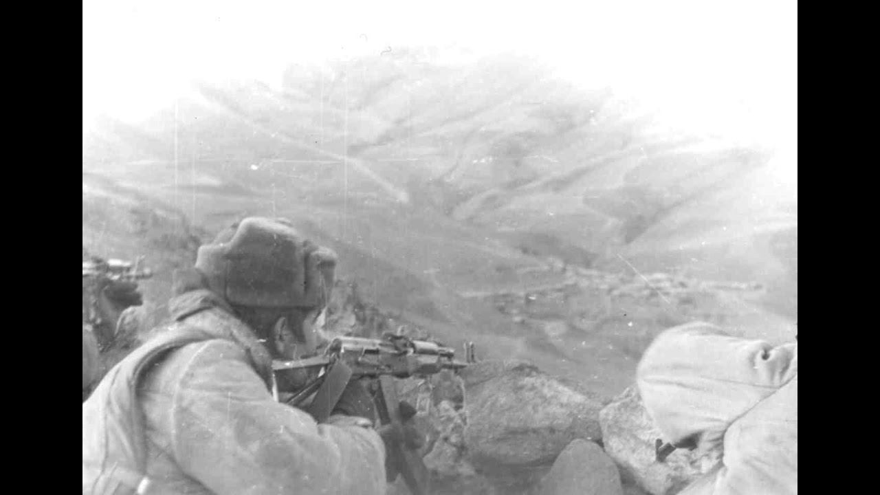 "Вокруг лежат снега", исполнители Виктор Цой и Популярная Механика ("Первый" Новый День)