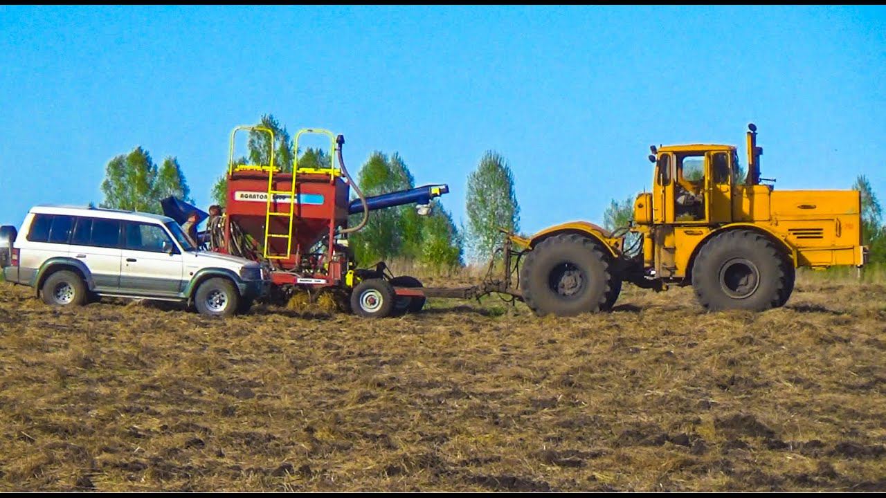 Цепляю плуг за МТЗ-892.2. Вожу перегной на МТЗ-82.1,и в итоге пашу огород мотоблоком.