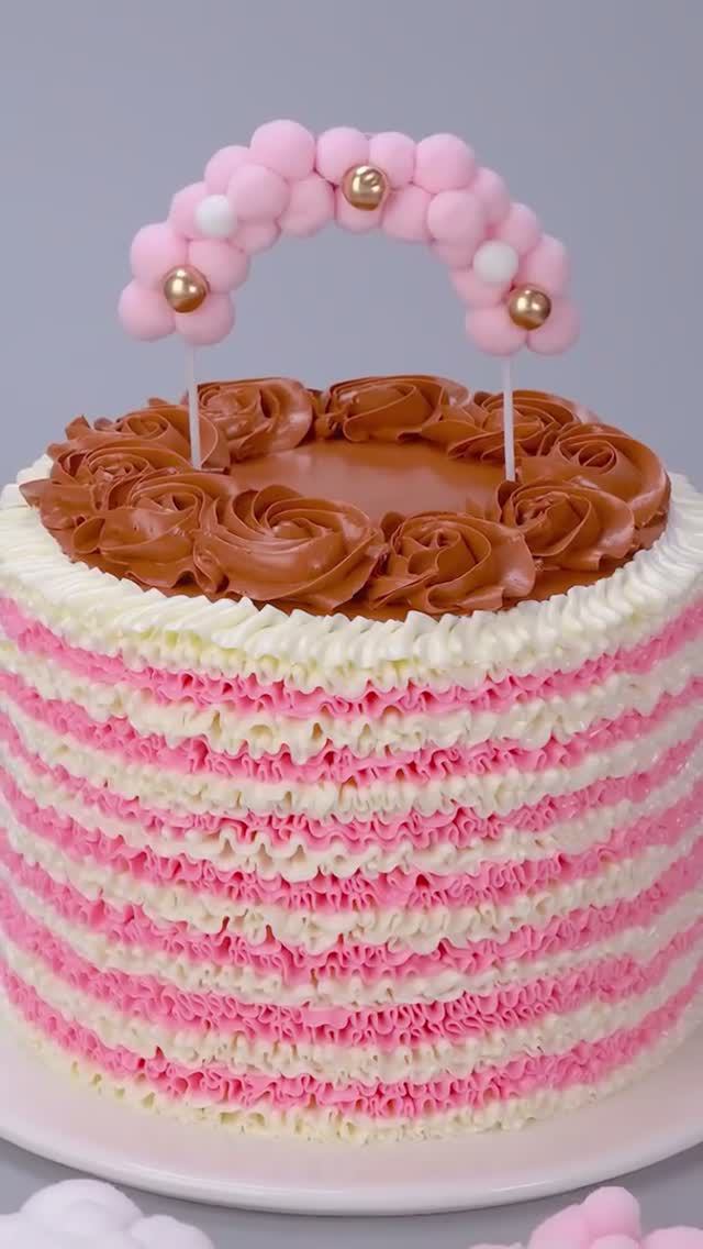 Розовый торт на день рождения