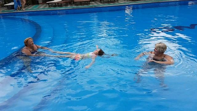 купаемся в бассейне. Вьетнам..mp4
