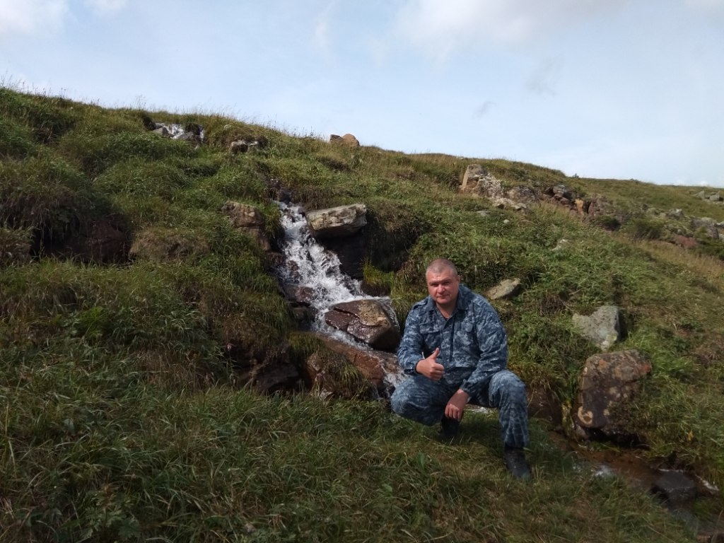 Водопад в горах на Северном Урале