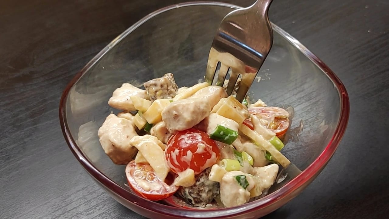 Салат «ЧикенЧерриЧиз»: сытный салат с разнообразными ингредиентами
