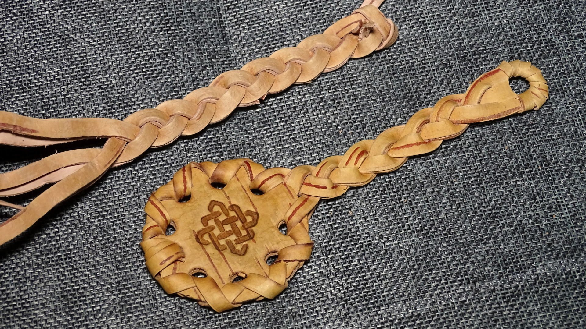 Плетение косички из бересты.