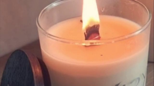 Горящая свеча с деревянным фитилем. Ароматические свечи для медитации. Аромасвечи для дома. Свечи