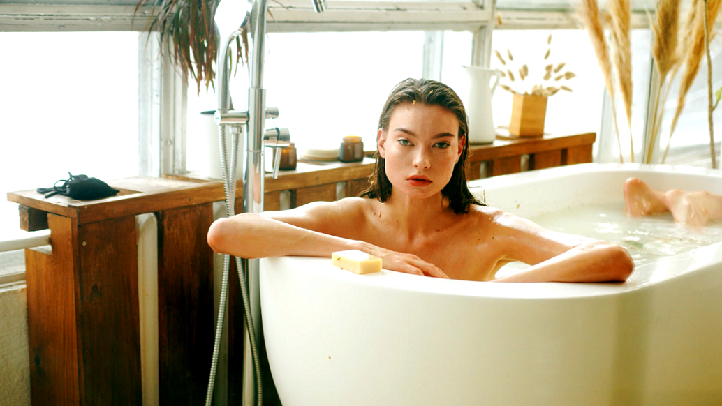 КРАСАВИЦА в ВАННОЙ!.mp4