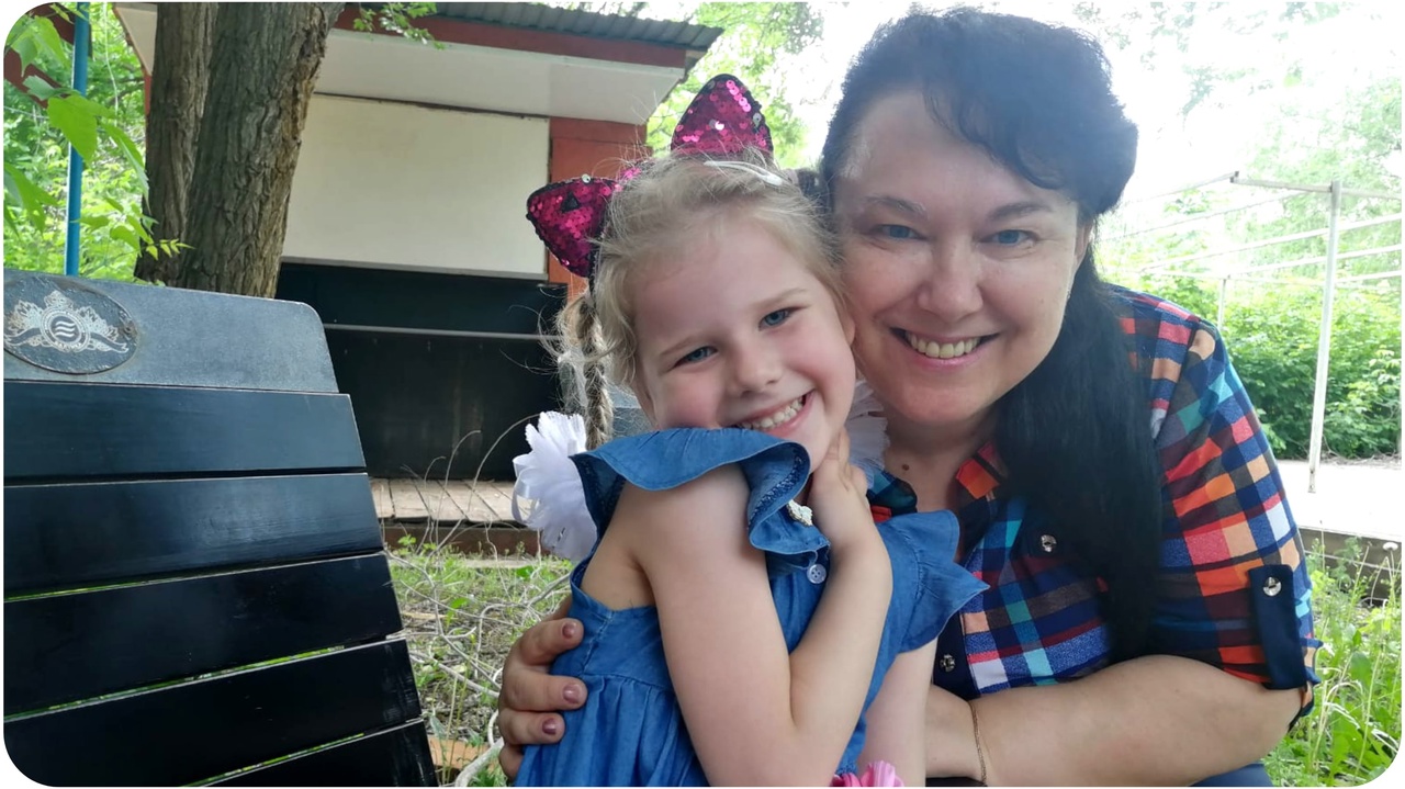 Пикник вышивальщиц на природе с детьми. Флешмоб: День вышивания на скамейках в Оренбурге.