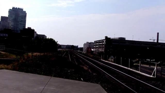 Американский тепловоз везет красивые пассажирские вагоны в США