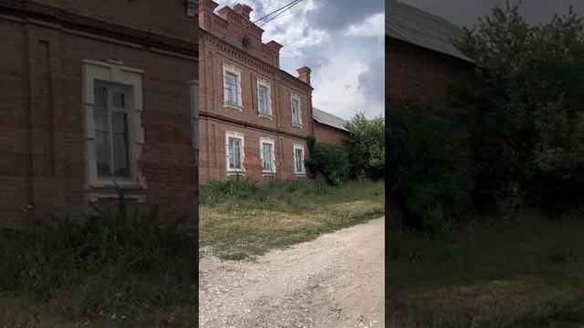 Разрушенная усадьба Рейнеке в поселке Нижний Рейник