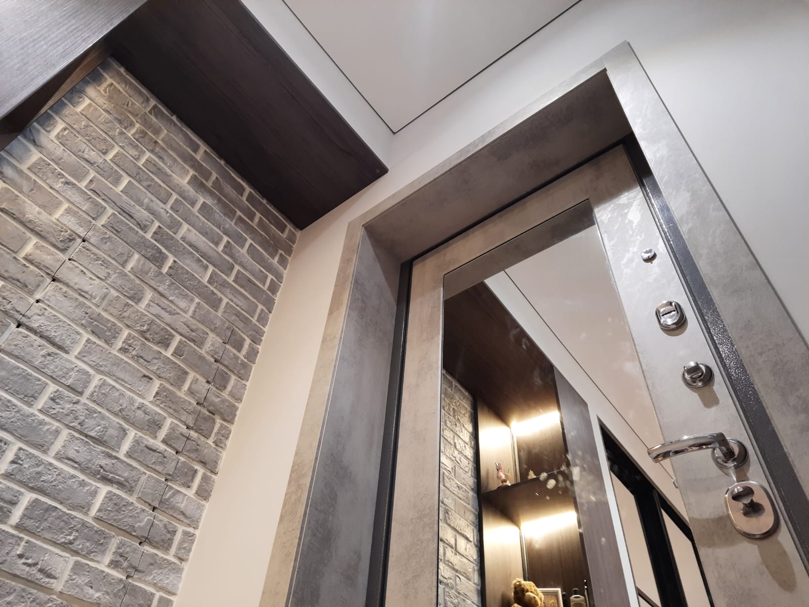 Серые доборы и наличники в стиле лофт