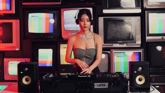 YOUNA - Melodic Techno & Progressive House [VEVAL.RU] DJ Mix 04 @ Dubai