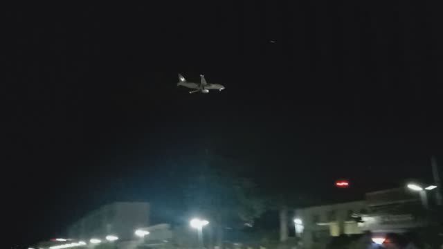 Боинг 737 над пляжем ночью