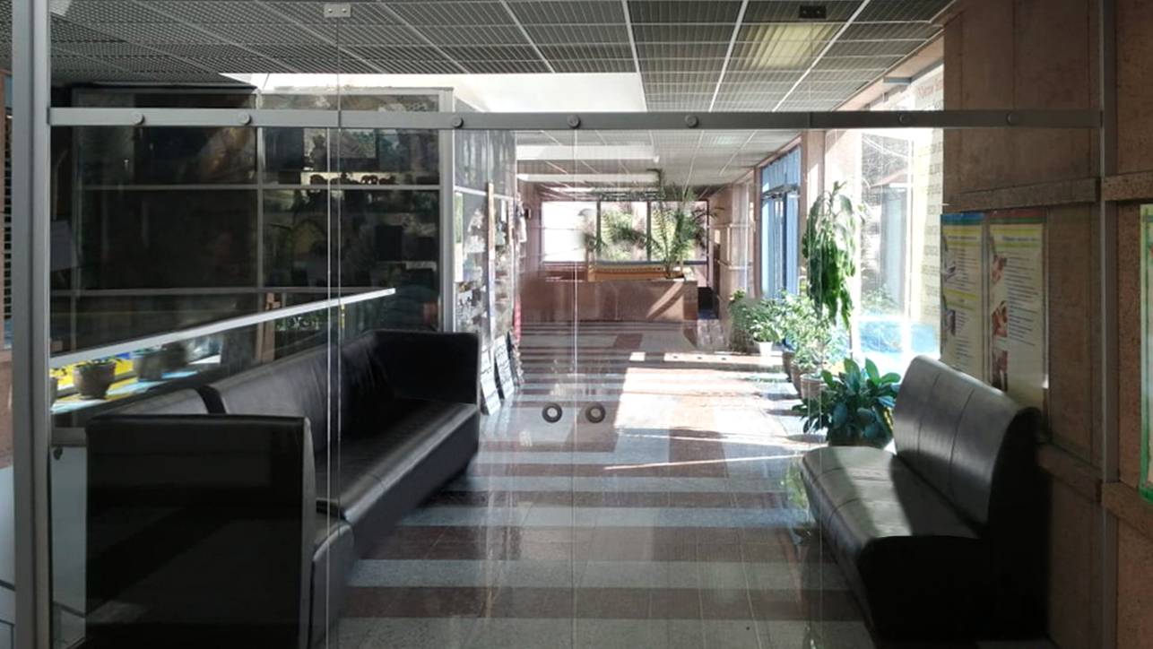 Стеклянная перегородка со сдвижной дверью