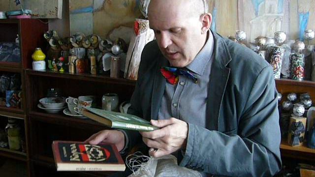 Букинист разбирает  мешки книг.30.03.2022