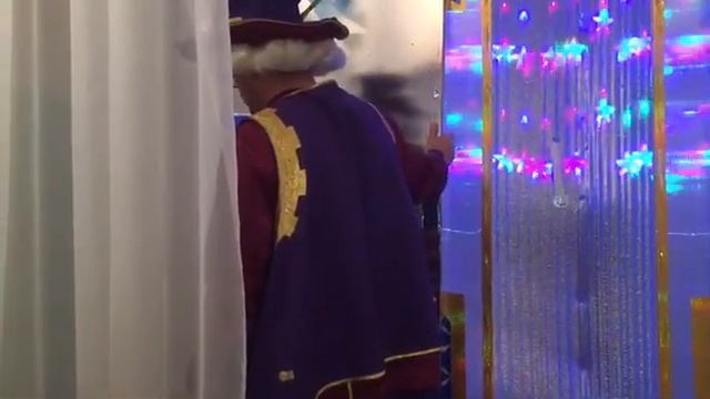 Закулисный работник..mp4