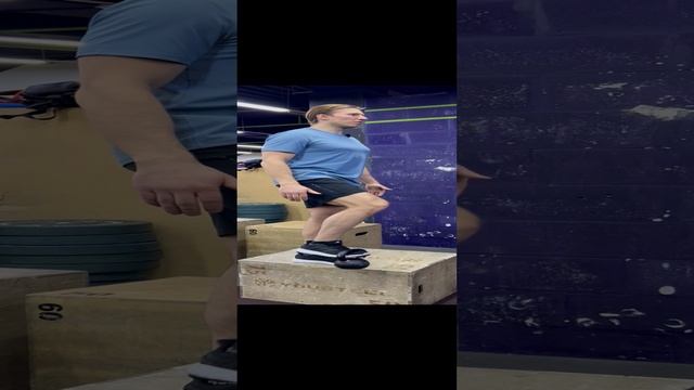 Сгибание бедра стоя на возвышенности