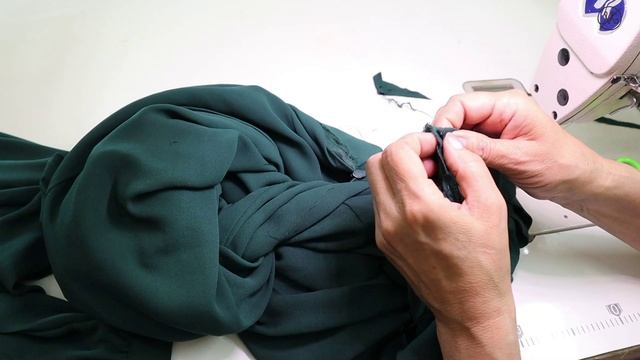 Как убрать провисание молнии на спинке.