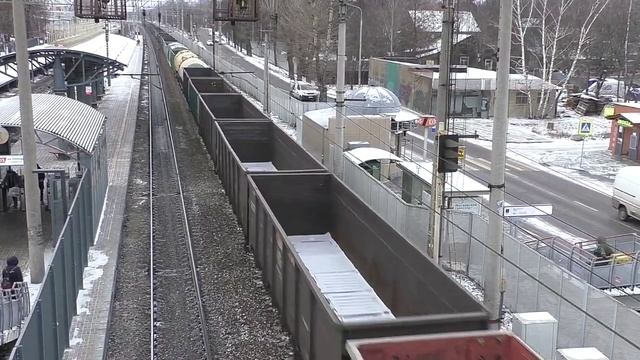 Электровоз ВЛ10у-726 (ТЧЭ-21) с грузовым поездом.