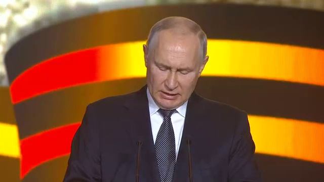Путин в Волгограде заявил, что Россия при угрозе ответит не только бронетехникой