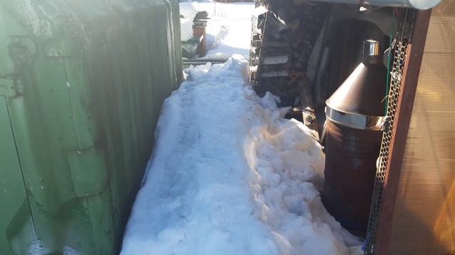 Приехал на дачу убрать оставшийся на крышах снег, а там такой сюрприз...