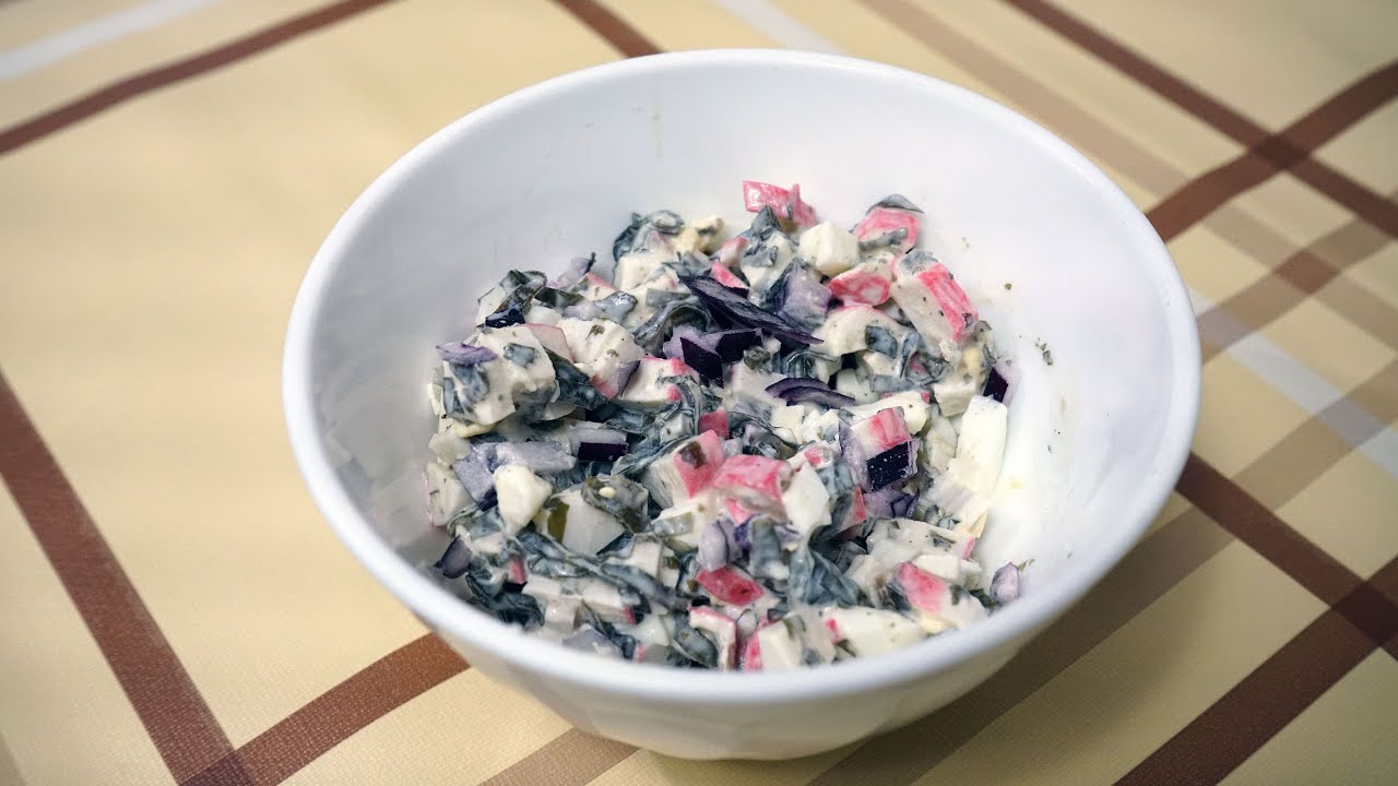 Салат из морской капусты и крабовых палочек