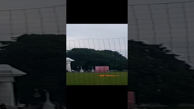 Вертолёт показывает фигуры высшего пилотажа