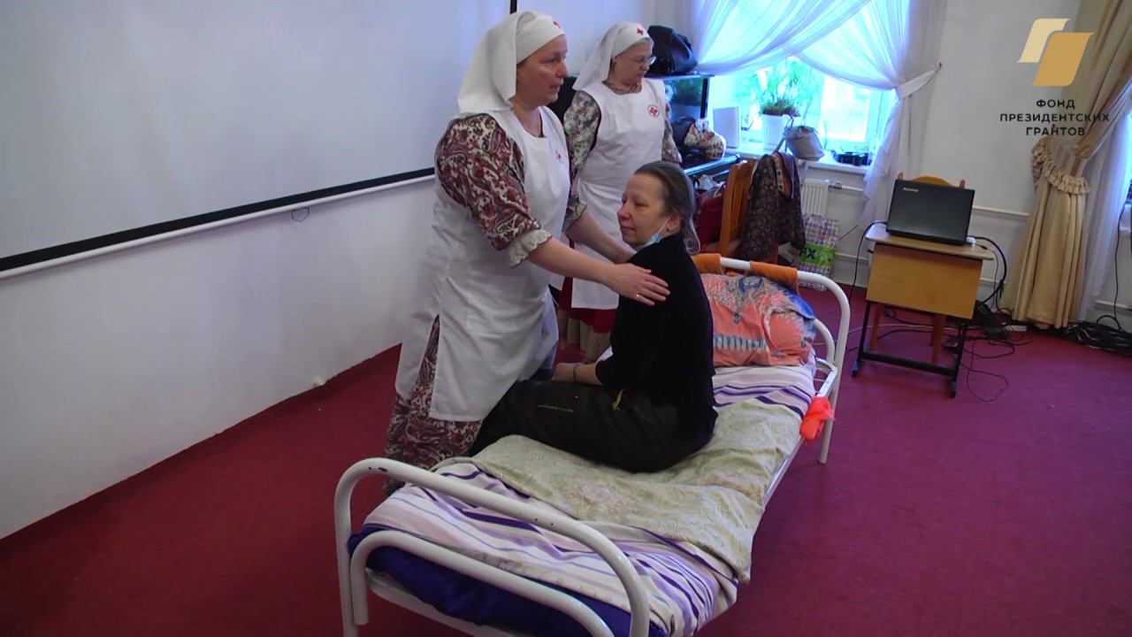 Усаживание пациента в кровати положение сидя на кровати со спущенными ногами  Часть 1