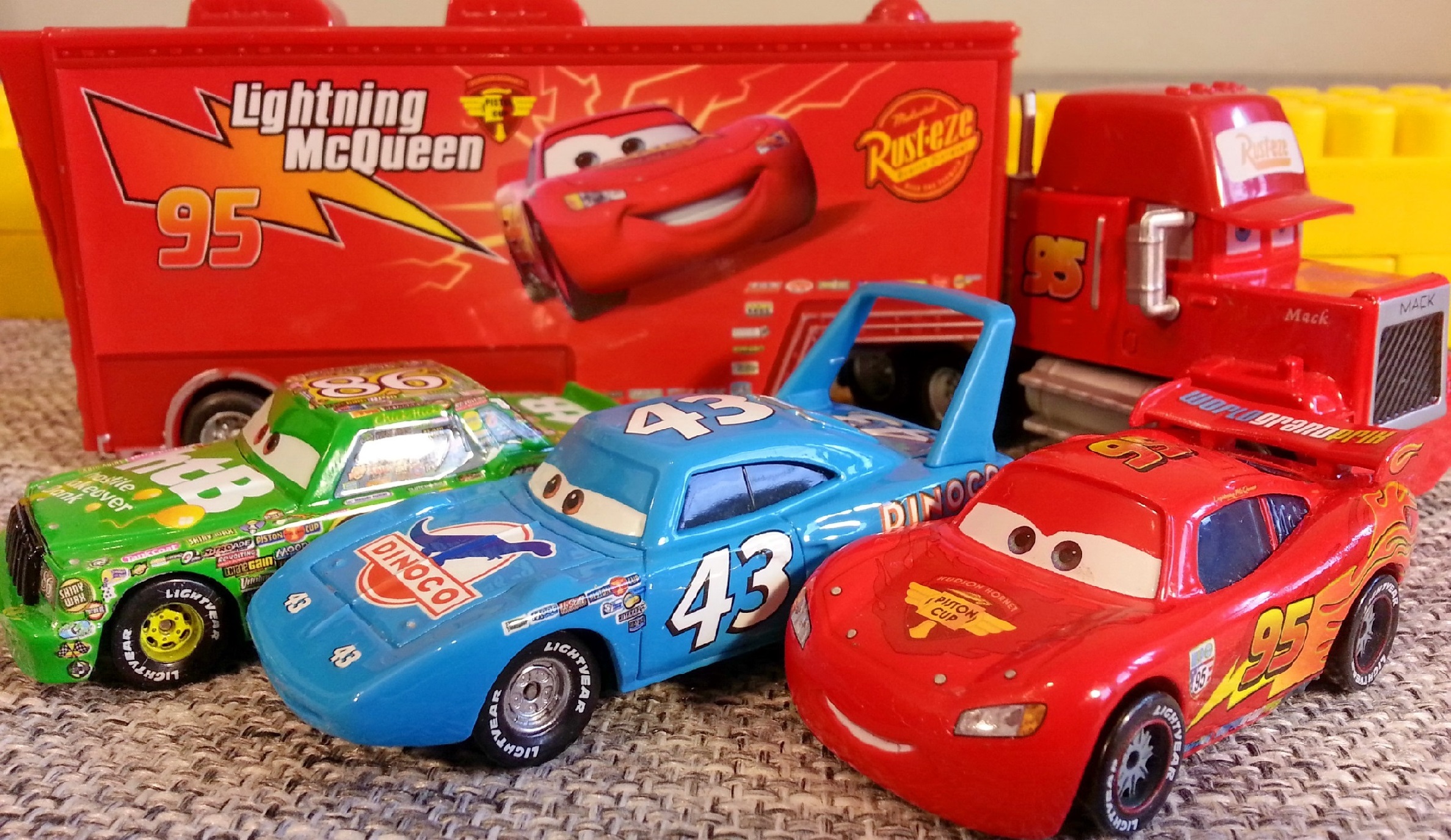 Тачки Молния Маквин против Кинга и Чико Мультик про Машинки