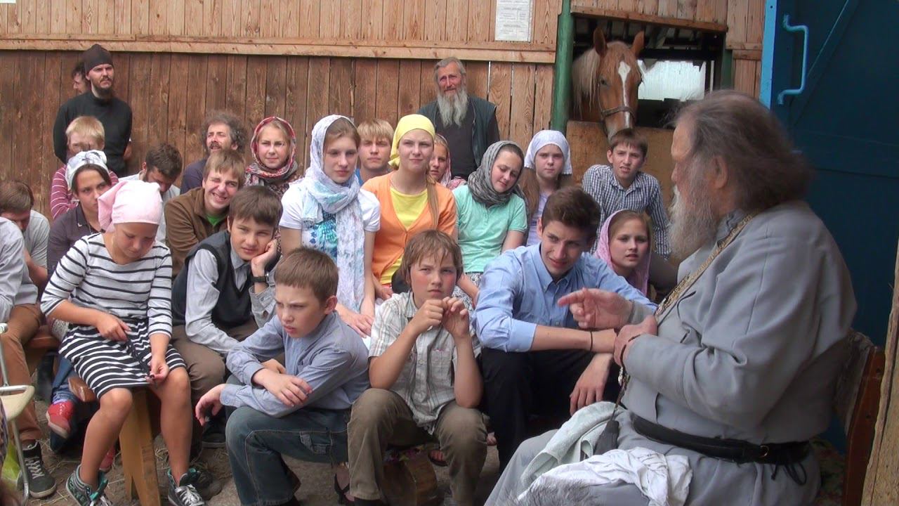 Беседа архим. Венедикта с учениками православной гимназии на конюшне 24.07.14
