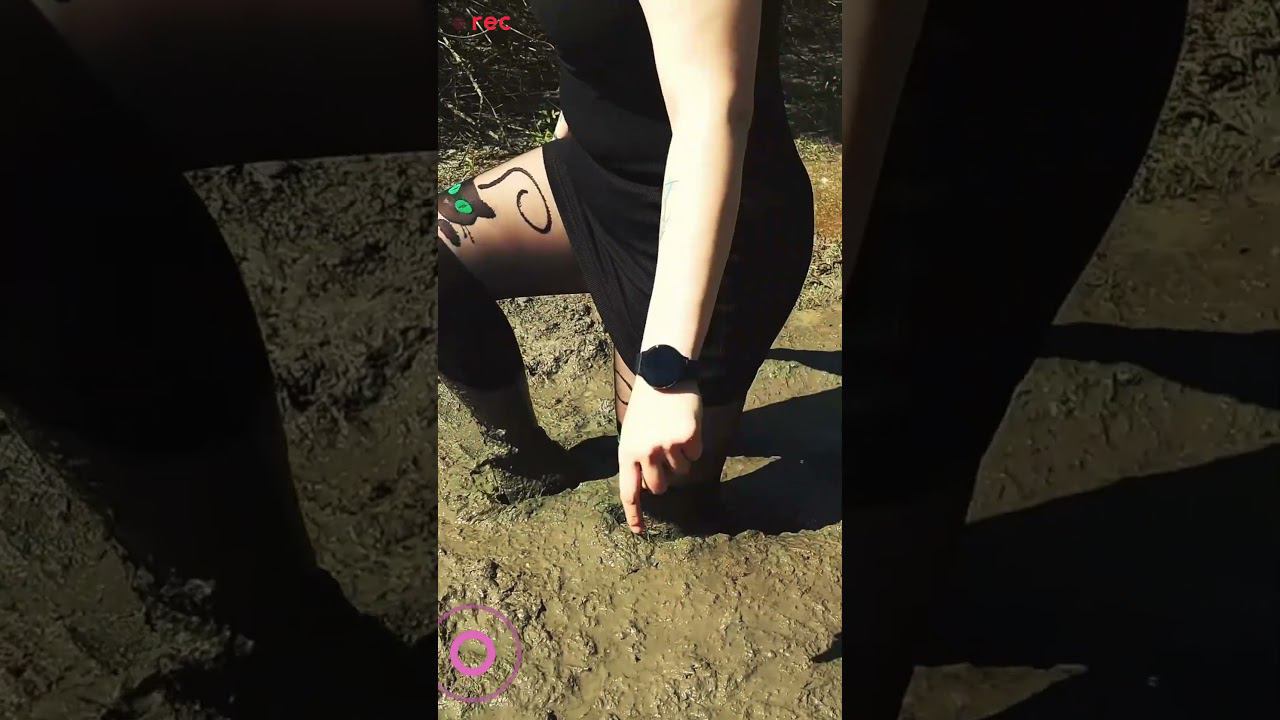 Девушка в грязи