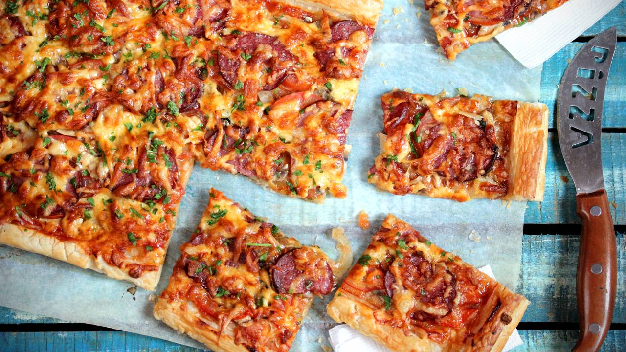 🍕 Пицца из слоеного теста с колбасой и грибами - рецепт очень простой пиццы на скорую руку